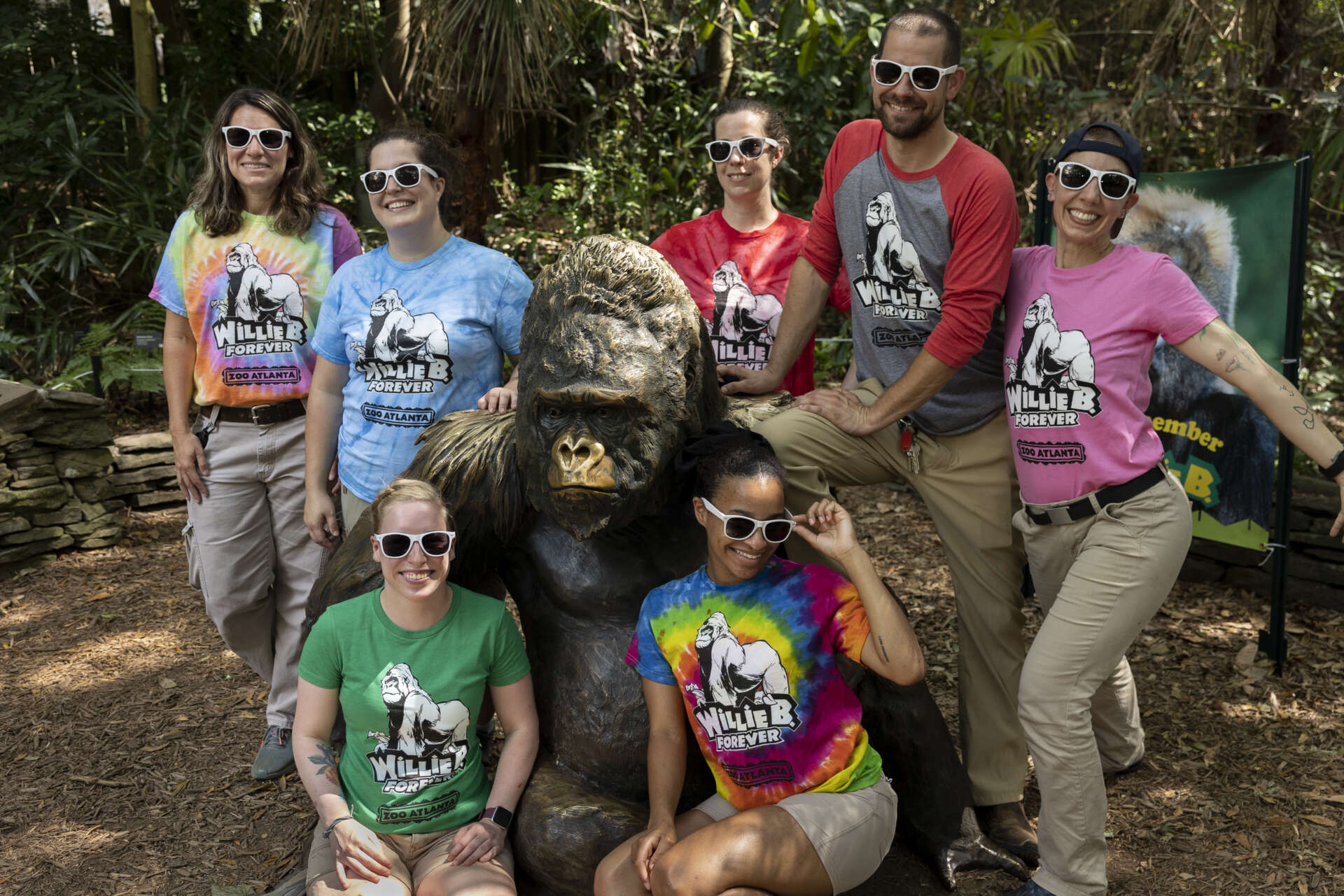 WEAR WILLIE B. FOREVER WITH EXCLUSIVE RETRO T-SHIRT - Zoo Atlanta